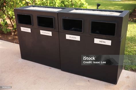 재활용 쓰레기통 옆에 넘쳐나는 쓰레기통은 환경 문제를 해결하고 자연을 보존하기 위해 적절한 폐기물 관리 및 재활용의 중요성을 상징합니다 0에 대한 스톡 사진 및 기타 이미지