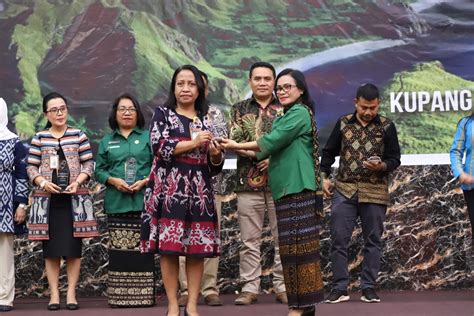 KPU Sikka Kembali Raih Penghargaan Lembaga Publik Informatif Terbaik I