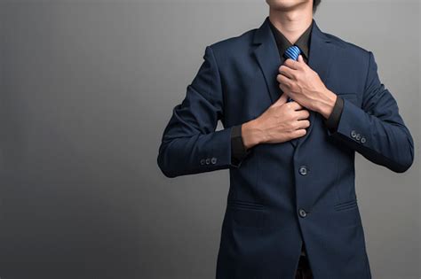 회색 배경에 넥타이를 입고 파란색 정장에 사업가의 클로즈업 검사 보기에 대한 스톡 사진 및 기타 이미지 검사 보기 경영자