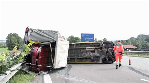 Bernau Unfall auf A8 am Bernauer Berg Transporter mit Anhänger kippt um