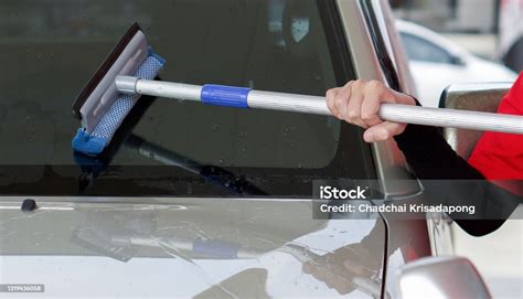 주유소 작업자가 창문 삐걱 거리는 자동차 앞 유리를 청소합니다 주유소에 대한 스톡 사진 및 기타 이미지 주유소 청소하기 유리창닦이 Istock