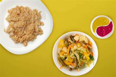 흰 접시에 간장에 흰 쌀 색깔배경 탑 뷰에 야채 샐러드와 쌀 아시아 음식 0명에 대한 스톡 사진 및 기타 이미지 0명