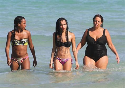 4 Hot Sexy Zoe Myers Bikini Pics
