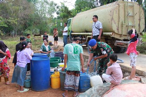 Bantu Kesulitan Air Bersih Prajurit Yonpomad Bagikan 24 000 Liter Air
