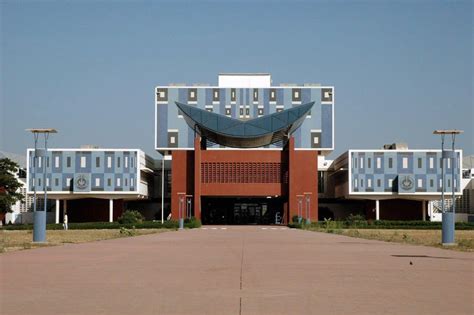 Université Cheikh Anta Diop de Dakar UCAD Tuumz