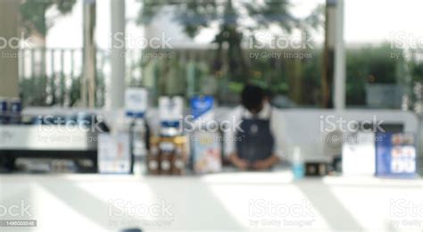 커피숍이나 카페 레스토랑에 있는 사람들을 추상적인 보케 조명 이미지 배경으로 흐리게 합니다 매장에 있는 사람들 배경 흐림 또는