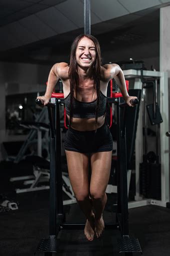 휘트니스 여자 Crossfit 체육관에서이 단 평행 봉 팔 굽 혀 펴기를 하 고 20 29세에 대한 스톡 사진 및 기타 이미지