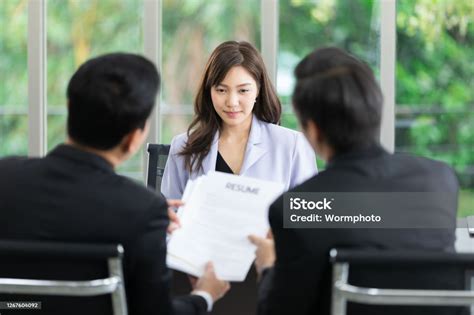 인사 담당자 채용 면접에서 이력서 개최 열린 직장 직책에 대한 여성 직원 후보 고려 경영자에 대한 스톡 사진 및 기타 이미지