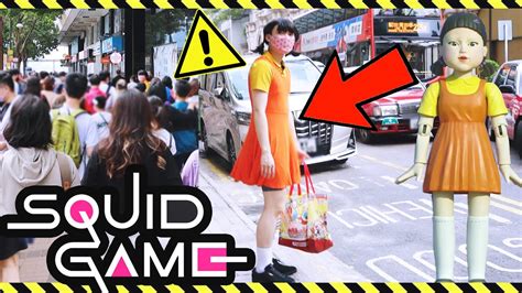 魷魚遊戲找數⚠️「扮木頭人女娃娃」萬聖節派糖😱人潮多到被趕離場？！（中文cc字幕）squid Game Doll Real Life