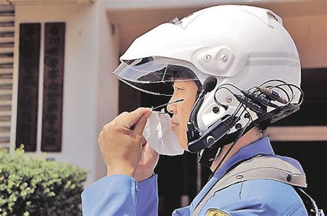 新型コロナ特別紙面 Covid－19 マスク着脱簡単に 県警白バイ隊員が考案｜四国新聞web朝刊