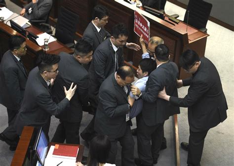 【逃犯條例】內會通過6月12日將草案直交大會 4民主派議員抗議被逐 星島日報