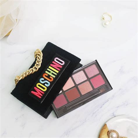 拿出來補妝好時髦！moschino X Tonymoly聯名彩妝cp值有夠高，鍊帶眼影盤還能當卡夾用 Moschino、tonymoly