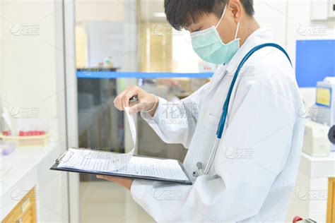 科学科学家设备用品显微镜女人实验服生物科技水平画幅微生物学科学实验