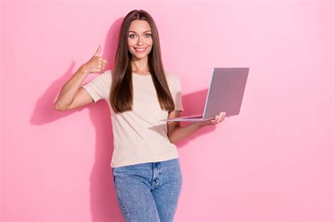 젊고 매력적인 사업가 성공적인 인플 루 언서 컴퓨터 사용자 온라인 교육 과정 분홍색 배경에 고립 된 인물 사진 30 34세에 대한 스톡 사진 및 기타 이미지 Istock