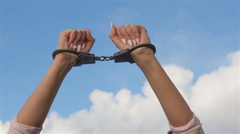 Закопчаха тийнейджърка с наркотици Новини бг