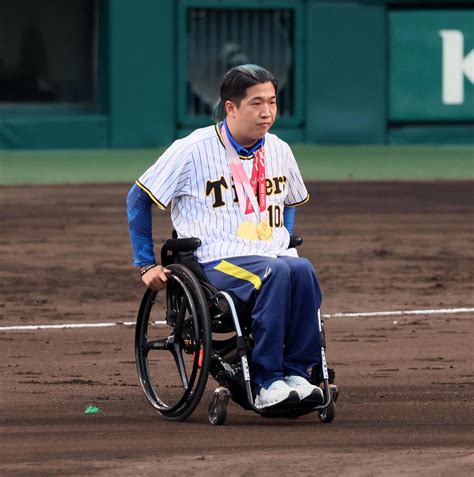 【阪神】東京パラ金メダリスト・佐藤友祈、メダルとともにファーストピッチセレモニーに登板 プロ野球写真ニュース 日刊スポーツ