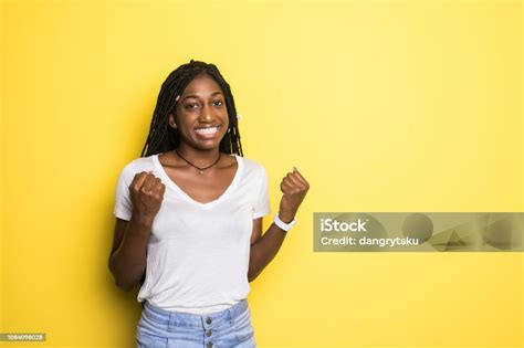 내가 이겼어 우승 성공 행복 아프리카 여자 노란색 스튜디오 배경에서 승자가 되 고 축 하 승리 기쁨 개념입니다 인간의 얼굴 감정
