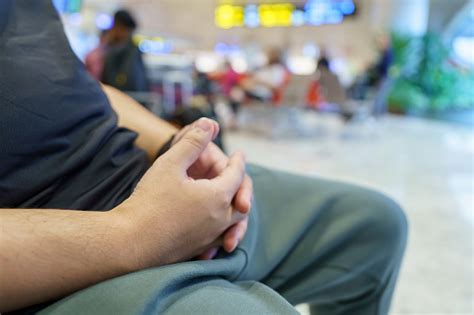 공항에서 비행기를 기다리는 남자 공항 출발 구역에서 비행기를 기다리는 남자 게이트에 대한 스톡 사진 및 기타 이미지 게이트 공항 관광 Istock