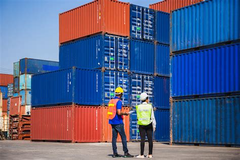 안전 조끼를 들고 여성 감독 노트북과 하드 햇 검사 및 화물에서 적재 컨테이너 상자를 제어하는 노동자 남자 2명에 대한 스톡 사진 및 기타 이미지 Istock