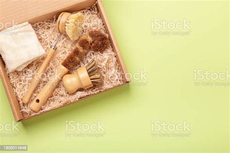 친환경 청소 도구가 있는 상자 나무 대나무 브러쉬 재사용 가능한 가방 맨 위 보기입니다 공간을 복사합니다 친환경 선물 컨셉 0에