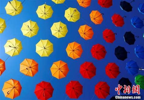 奧地利首都彩色雨傘扮靚藍天 每日頭條