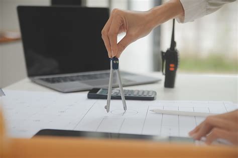 엔지니어 팀워크 미팅 작업 현장 건설 및 구조 개념의 모델 구축 및 엔지니어링 도구 파트너와 협력하는 프로젝트를 위한 청사진 회의를 작성합니다 개선에 대한 스톡 사진 및