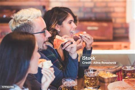 좋은 회사에서 맥주와 피자를 먹는 행복한 가장 친한 친구 우정과 휴일 축하 개념 남성에 대한 스톡 사진 및 기타 이미지 남성
