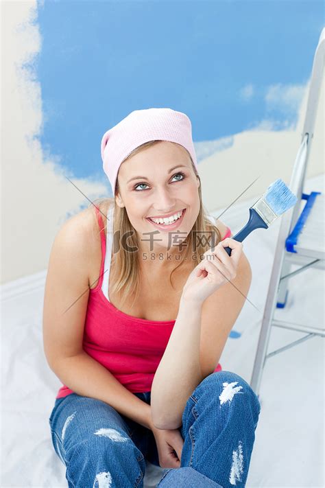 快乐的女人粉刷房间高清摄影大图 千库网