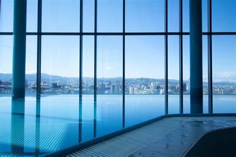 파란색과 흰색 줄무늬 바닥 타일 사진 Unsplash의 무료 파랑 이미지