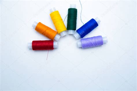 Las espigas con hilos se alinean en una fila según el color del arco