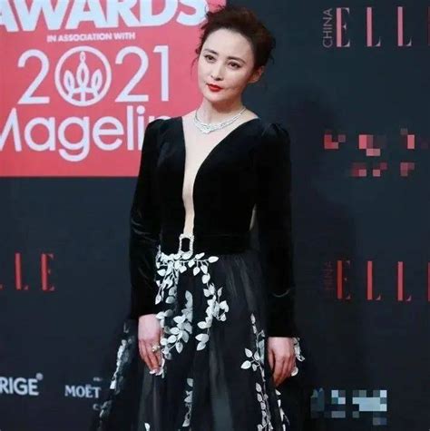蒋勤勤走红毯现真容，脸上凹凹坑坑很粗糙，素颜更沧桑真实的很！感觉