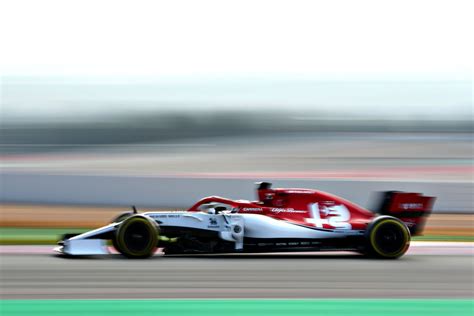 Alfa Romeo apresenta carro do regresso à Fórmula Observador