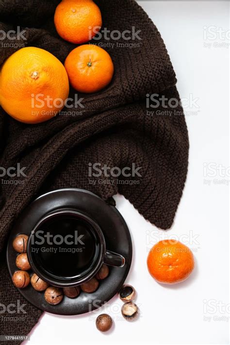 아늑한 홈 분위기 니트 브라운 담요 배경에 귤과 견과류를 곁들인 커피 한 잔 0명에 대한 스톡 사진 및 기타 이미지 0명