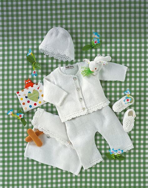 Une layette blanche tricotée pour bébé Marie Claire