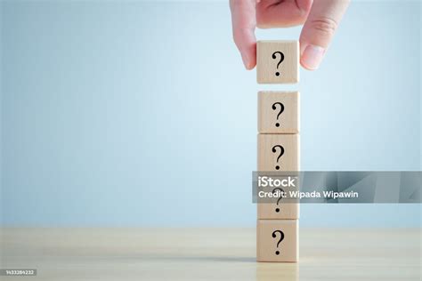 복사 공간이 있는 나무 블록 더미에서 물음표 기호를 들고 있습니다 질문 Faq 조언 지원 문제 및 솔루션 개념 0명에 대한 스톡