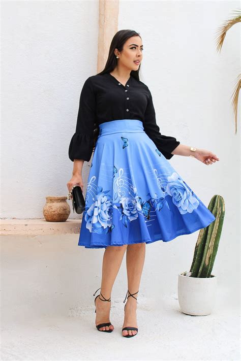 SAIA MIDI AZUL CLARO BORBOLETAS E NOTAS MUSICAIS ESTAMPADO Saias Via