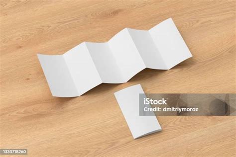 수직 페이지 지그재그 또는 아코디언 접이식 브로셔 6 개의 패널 12 페이지 빈 전단지 프리젠 테이션 디자인에 대한 나무 배경에 조롱 전개되고 접혀 있습니다 접힌에 대한