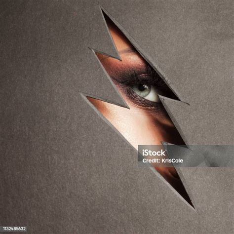컬러 메이크업과 아름 다운 여성의 눈 번개 형태의 종이에 컷 아웃 가까운에 대한 스톡 사진 및 기타 이미지 가까운 갈색 검은색 Istock