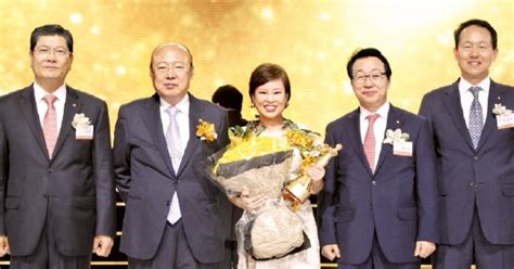 2년 연속 연도대상 시상식 간 김승연 회장 한화생명 핀테크로 초일류 보험사 도약