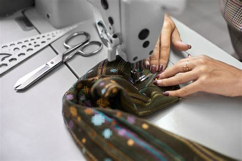 현대 전기 재봉틀 패션 스튜디오에서 독점 의류를 만드는 작업을 재 봉사 Diy에 대한 스톡 사진 및 기타 이미지 Diy 가위 공예 Istock