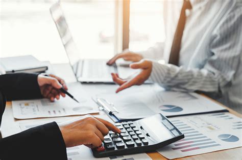 새로운 스타트업 프로젝트 계획 재무 및 경제 그래프와 함께 성공적인 팀워크로 전략 기획을 위한 비즈니스 팀 회의 거래 내역서에 대한 스톡 사진 및 기타 이미지 Istock