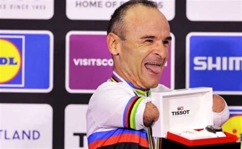 На шампионот кој НЕМА РАЦЕ му доделиле награда РАЧЕН ЧАСОВНИК