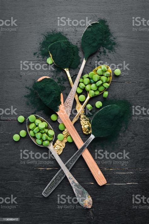 Spirulina 분말 그리고 정제입니다 Superfood 최고 볼 수 있습니다 무료 사본 공간입니다 0명에 대한 스톡 사진 및