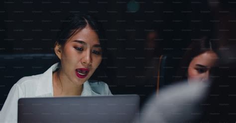 노트북 프레젠테이션 및 커뮤니케이션 회의를 사용하는 다문화 사업가의 협업 프로세스 야간 사무실에서 새로운 프로젝트 동료 작업