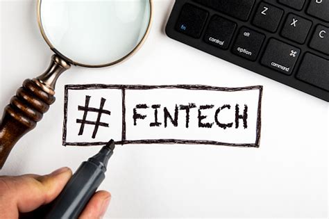 핀테크 개념 컴퓨터 키보드 흰색 배경에 돋보기 및 해시 태그 기호 Brand Name Online Messaging Platform에 대한 스톡 사진 및 기타 이미지