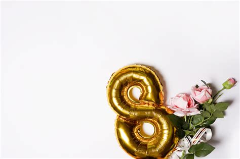핑크 플라워 장미가 있는 8개의 황금 숫자 발롱 카피스페이스가 있는 흰색 배경입니다 여성의 휴일과 8 행진 개념 인사말 카드 International Womens Day에
