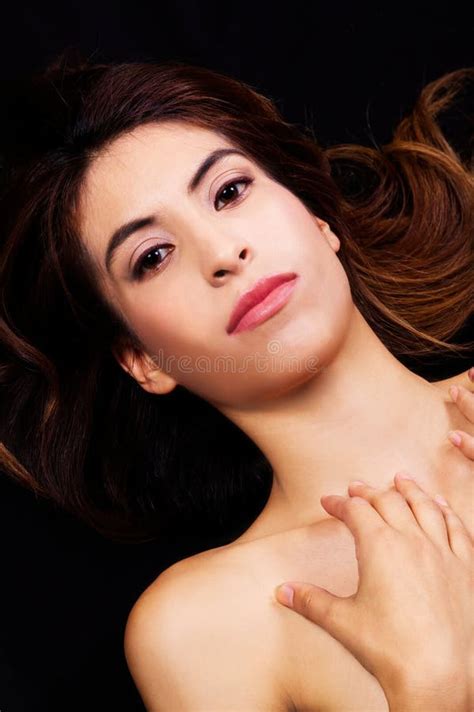 Retrato De Hombros Desnudos De Una Mujer Hispánica Reclinable Foto de