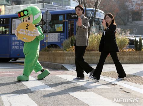 「横断歩道では手を振ってドライバーとコミュニケーションを」 Chosun Online 朝鮮日報