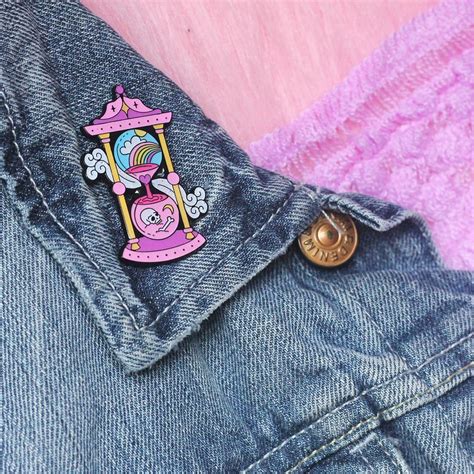 Hourglass Sandtimer Enamel Pin Skull Rainbow Creepy Cute Pastel