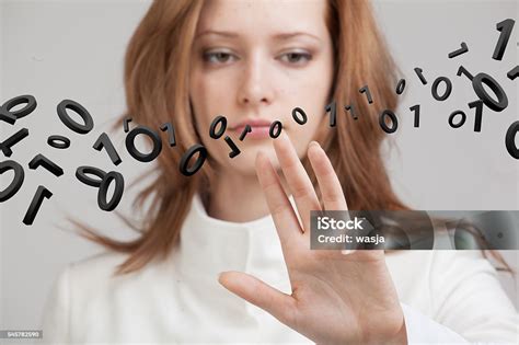 여자 함께 이진법 컨셉입니다 디지털 기술을 제공합니다 3차원 형태에 대한 스톡 사진 및 기타 이미지 3차원 형태 개념